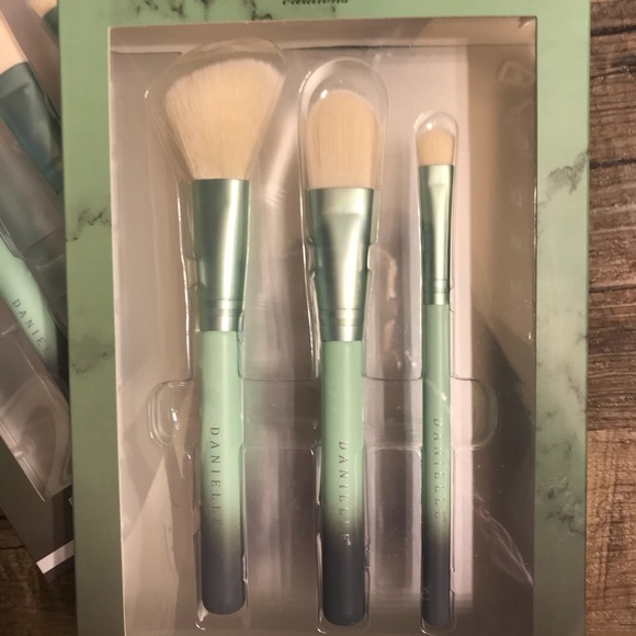 Danielle Creations | Makeup | Nwt Gorgeous Danielle Makeup Artist ...